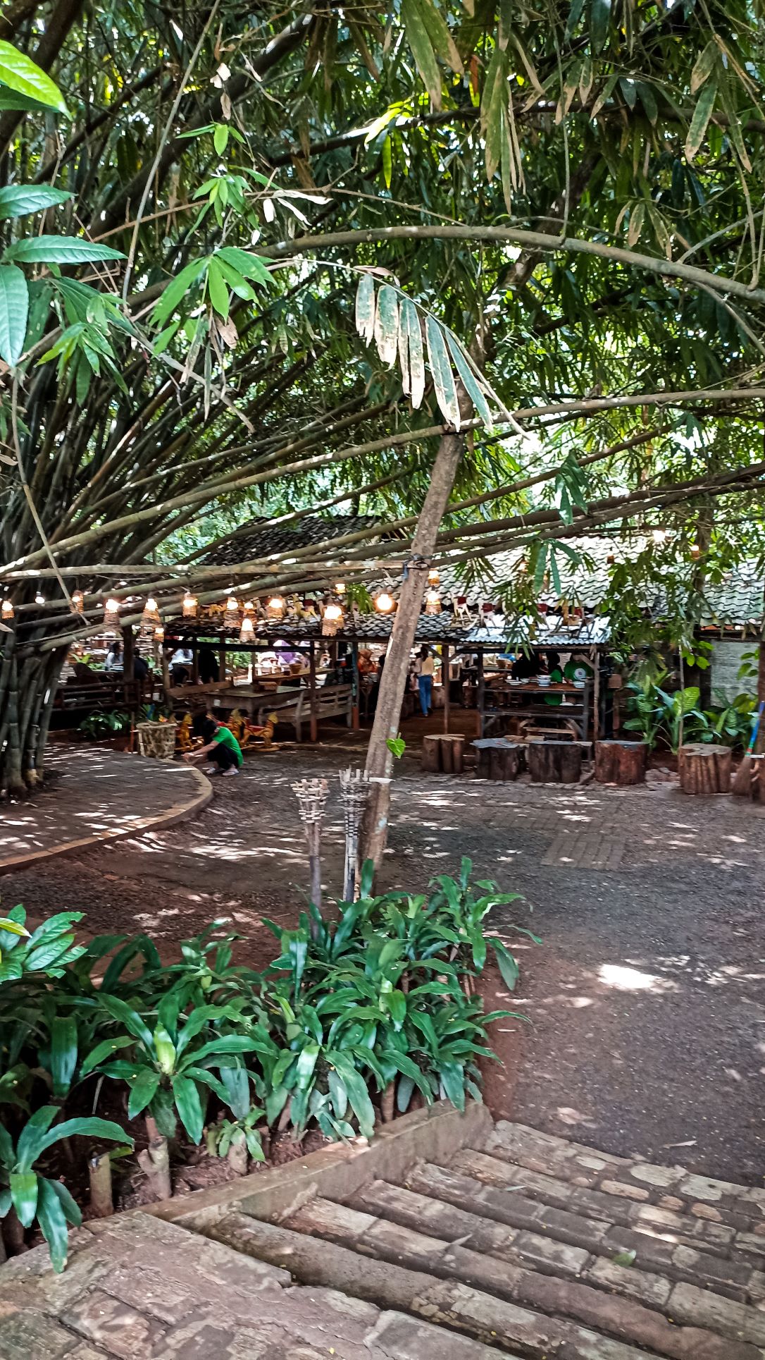 Review Warung Tuman BSD, Sensasi Makan di Kebun Tetangga
