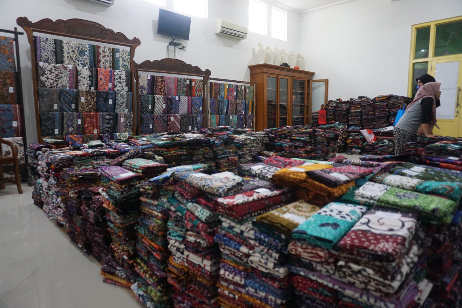 Batik Tulis Lasem: Cerita di Balik Rona Wastra dan Budaya